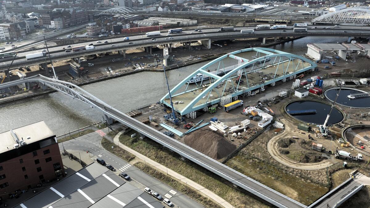 Blauwgroene boogbrug krijgt vaste plek over Albertkanaal: fietsers krijgen kijkplatform om ...